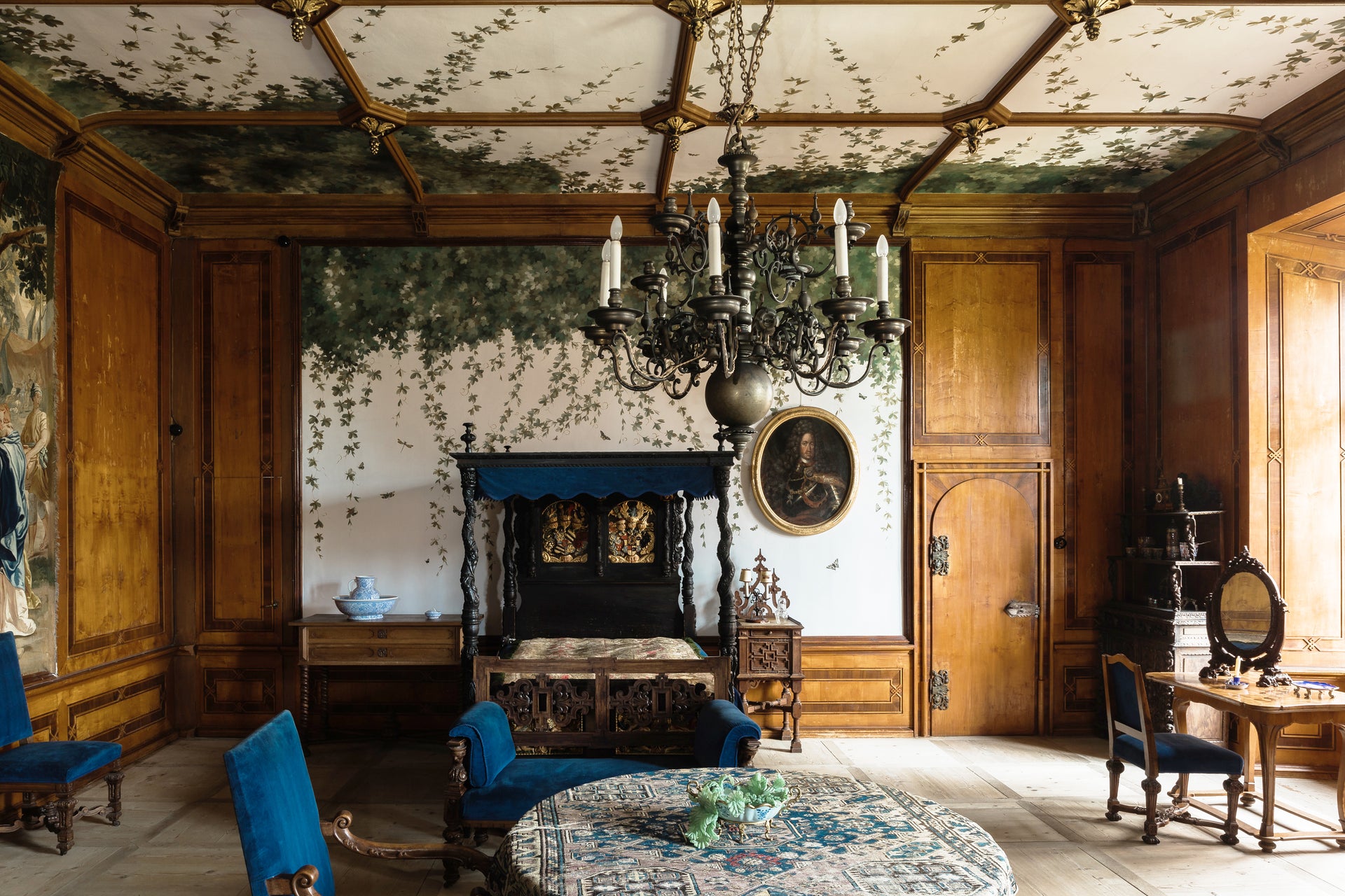 Calico – Walnut Wallpaper