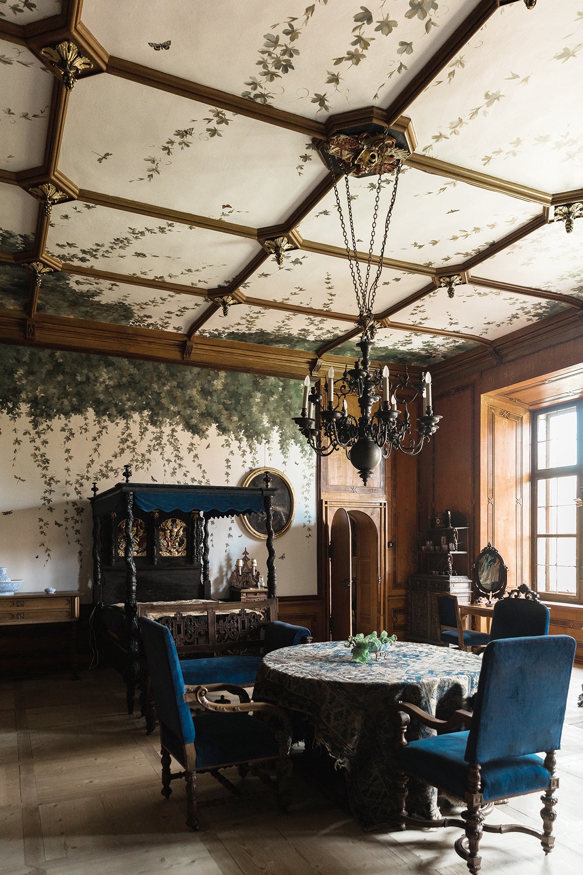 Calico – Walnut Wallpaper